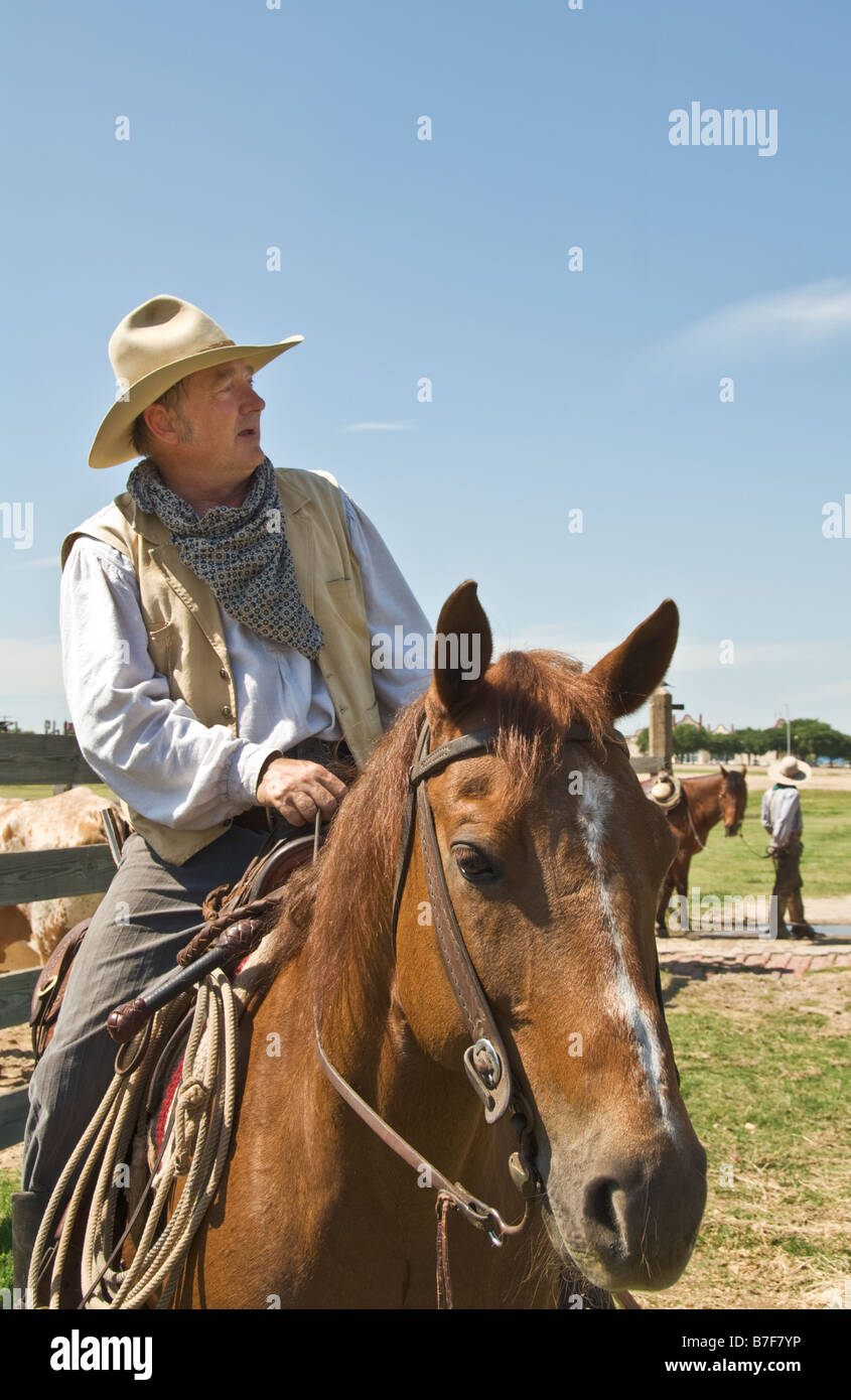 Cowboy riding horse hi-res stock photography and images - Alamy