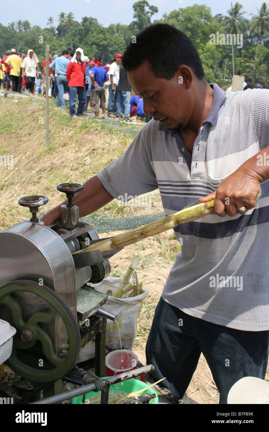 Making sugar cane juice in Terengganu Malaysia Stock Photo - Alamy
