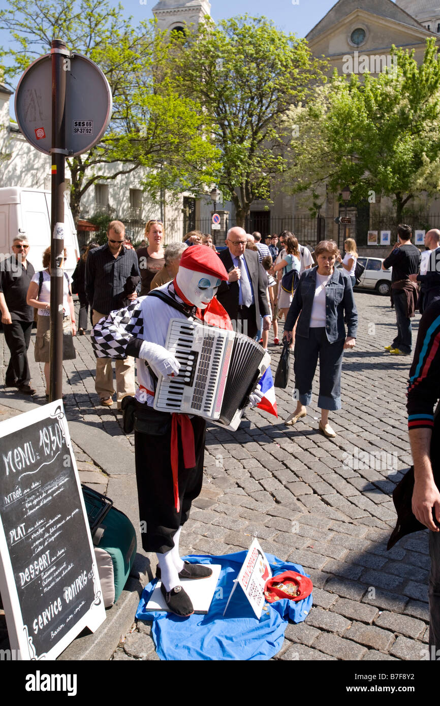 Mime artist paris hi-res stock photography and images - Alamy