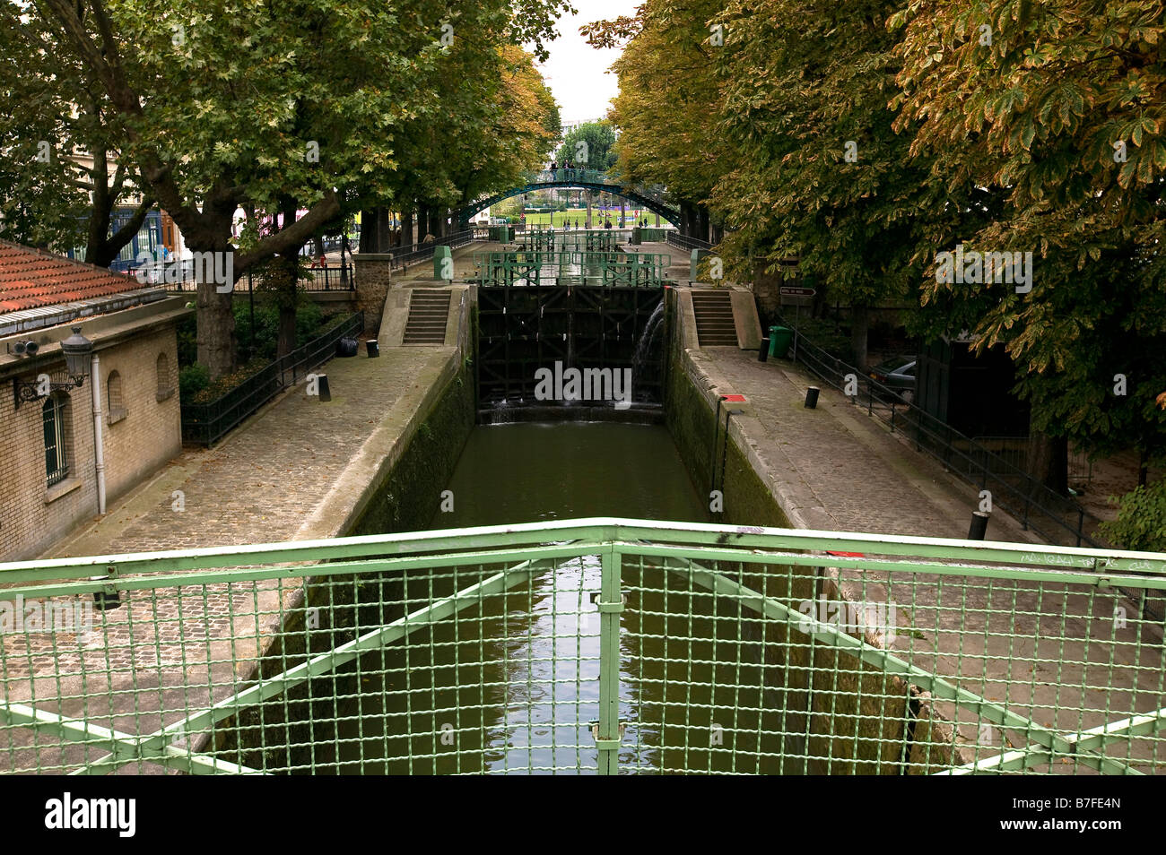 Paris water channel hi-res stock photography and images - Alamy