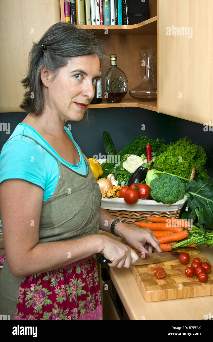 woman kitchen cutting vegetables Stock Photo - Alamy