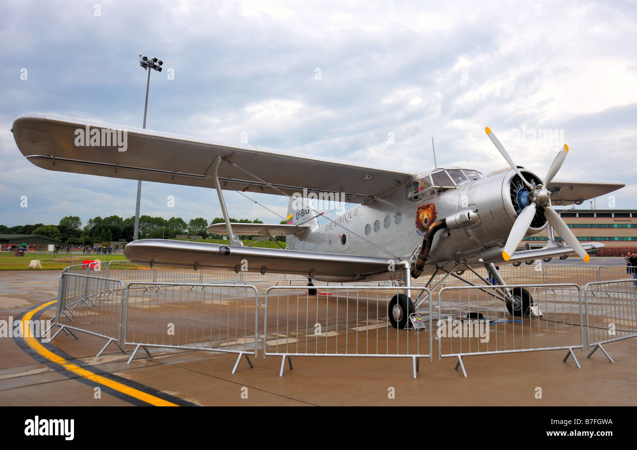 Vintage biplane hi-res stock photography and images - Alamy