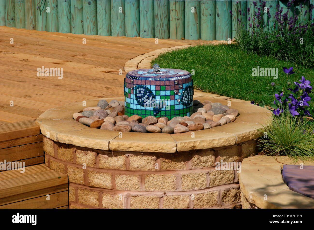 MODERN WATER FEATURE INCORPORATING WOODEN DECKING Stock Photo - Alamy
