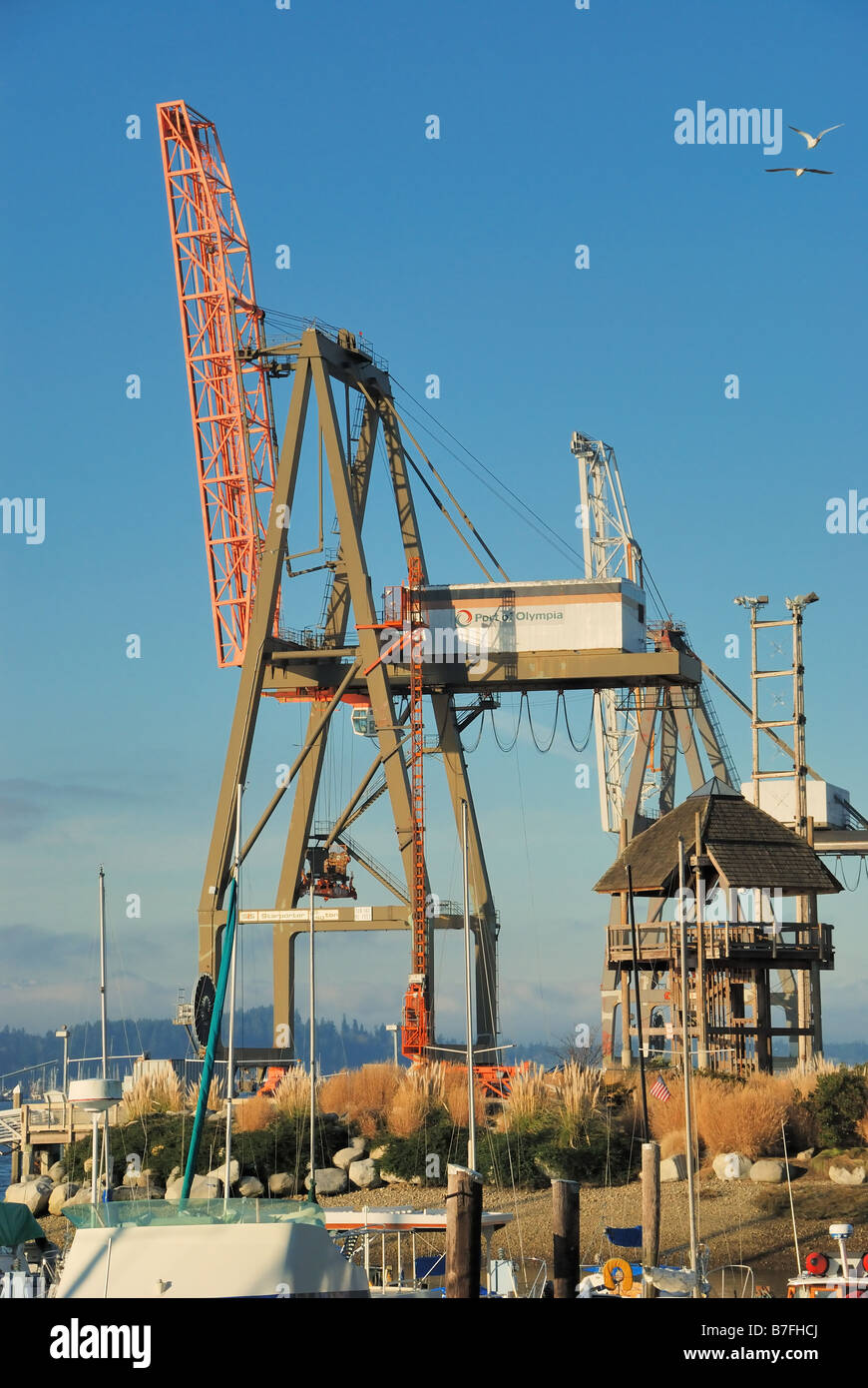 Raised gantry crane hi-res stock photography and images - Alamy