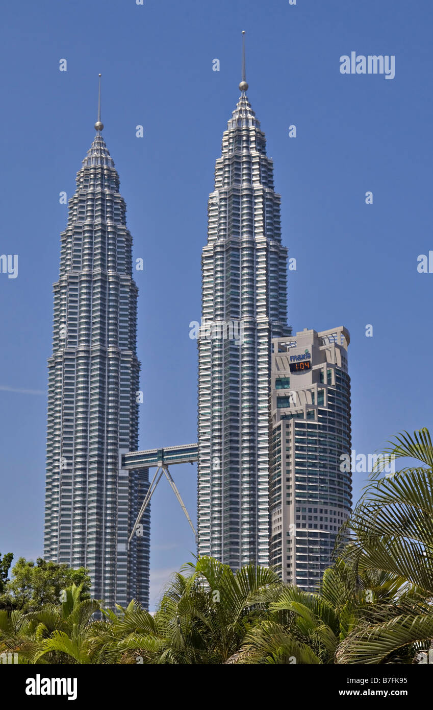 Tallest twin towers hi-res stock photography and images - Alamy