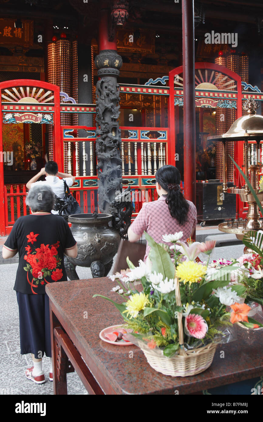 People Praying At Longshan Temple, Taipei Stock Photo - Alamy People Praying At Longshan Temple, Taipei Stock Photo - Alamy