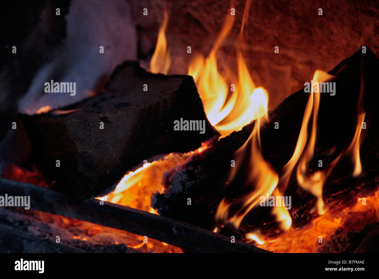 Log fire and flames hi-res stock photography and images - Alamy