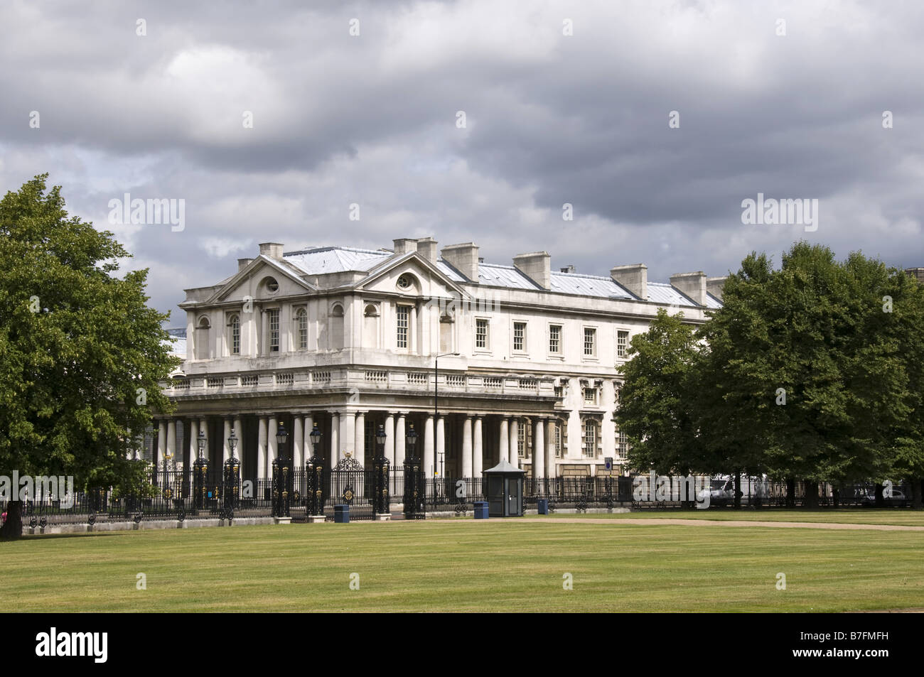 A big white building in London Stock Photo - Alamy