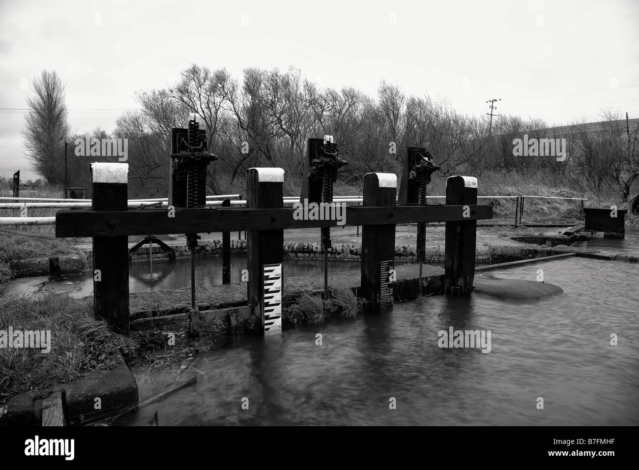 Weir gate control hi-res stock photography and images - Alamy