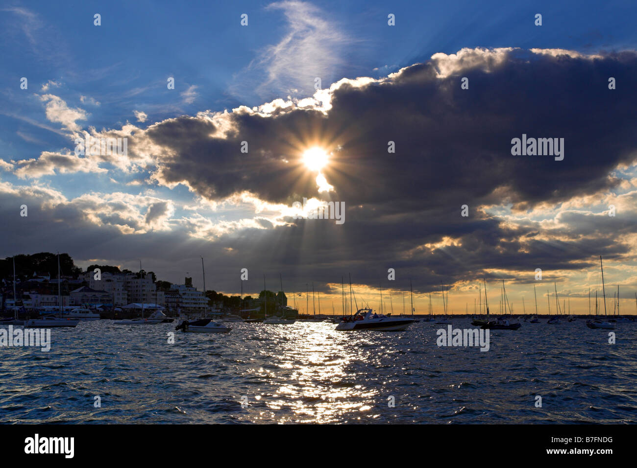 Cowes seafront hi-res stock photography and images - Alamy
