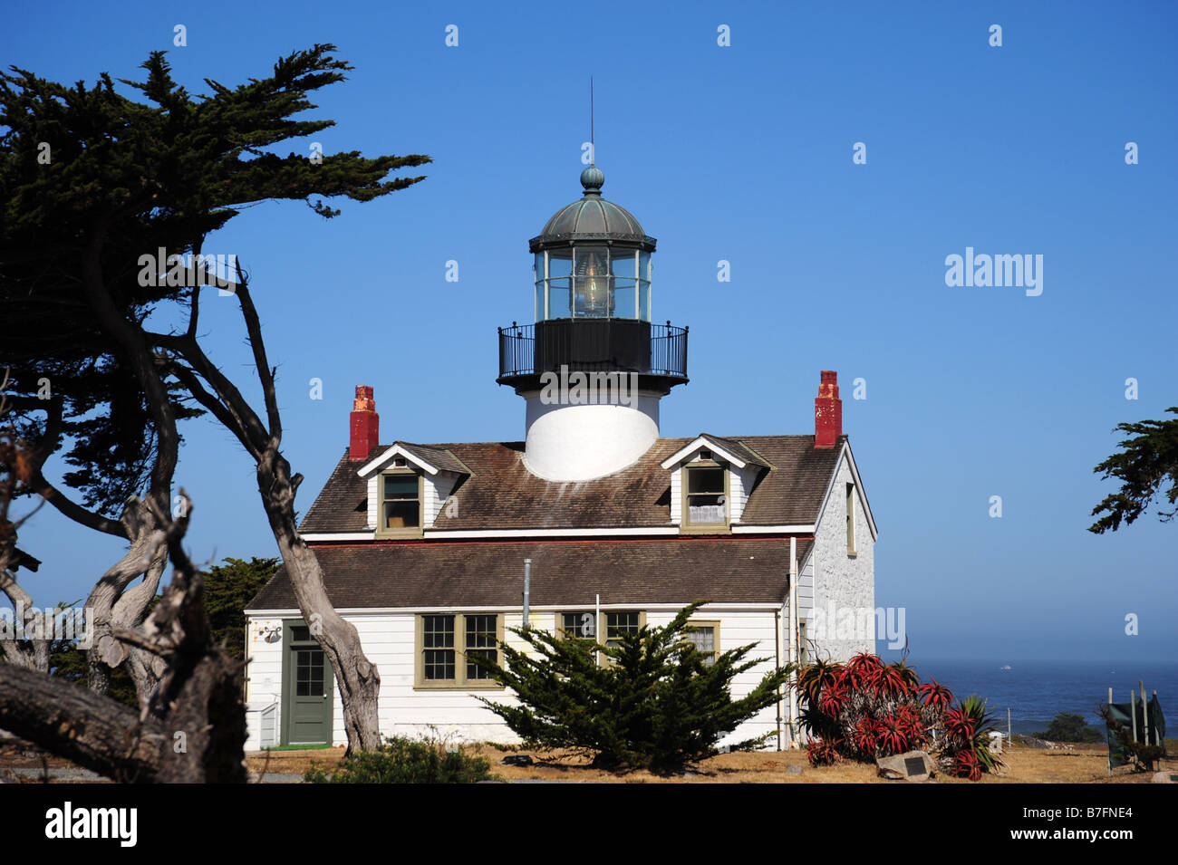 White lighthouse on small hi-res stock photography and images - Alamy