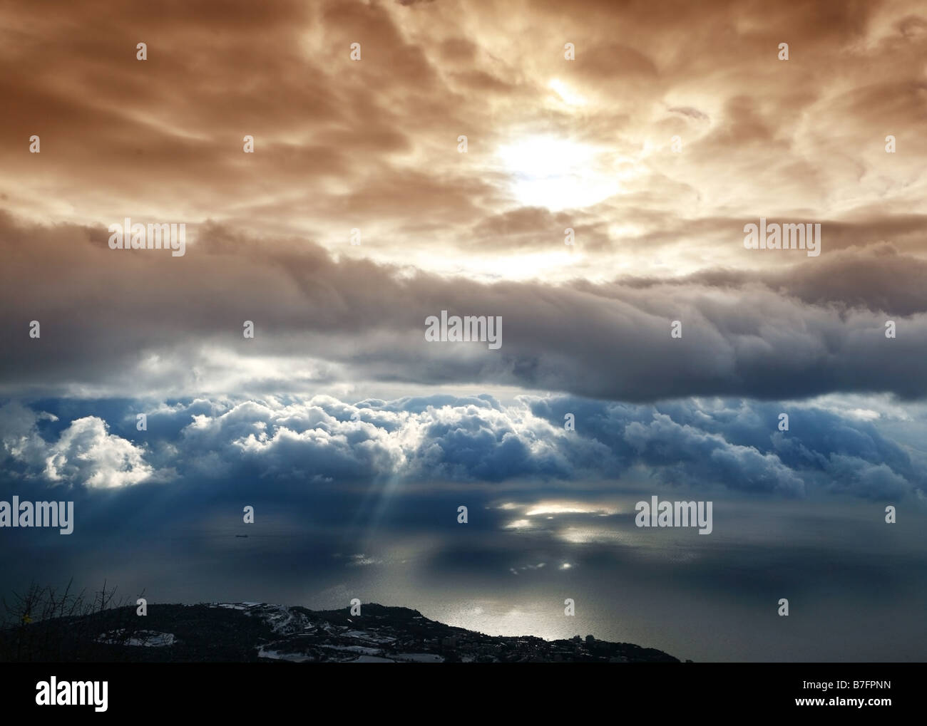Above cloud background hi-res stock photography and images - Alamy