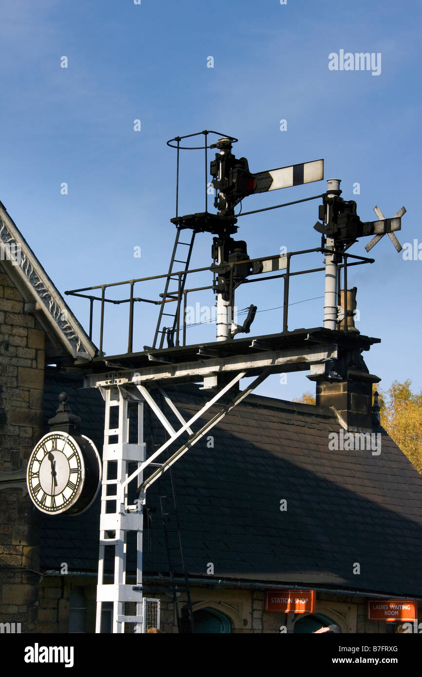 Overhead signal gantry hi-res stock photography and images - Alamy
