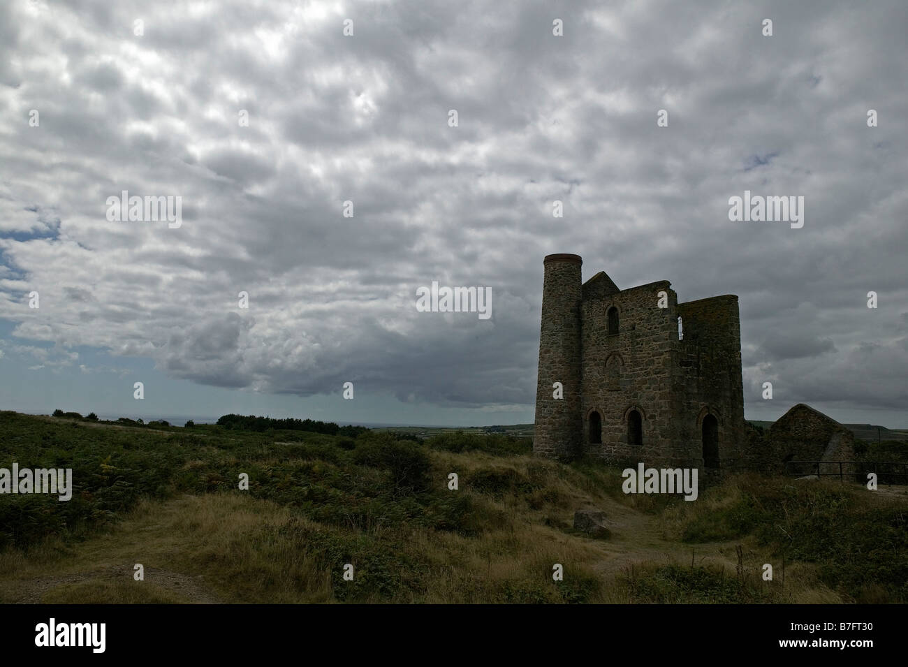 Mine shaft cornwall hi-res stock photography and images - Alamy
