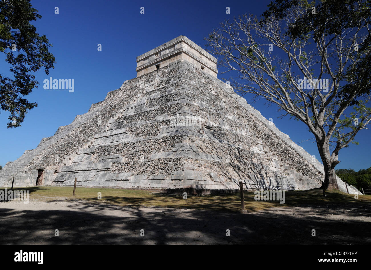 Pyramid of kukulcan mexico maya hi-res stock photography and images - Alamy