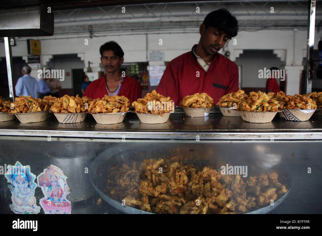 Deep fried pakoras street food hi-res stock photography and images - Alamy