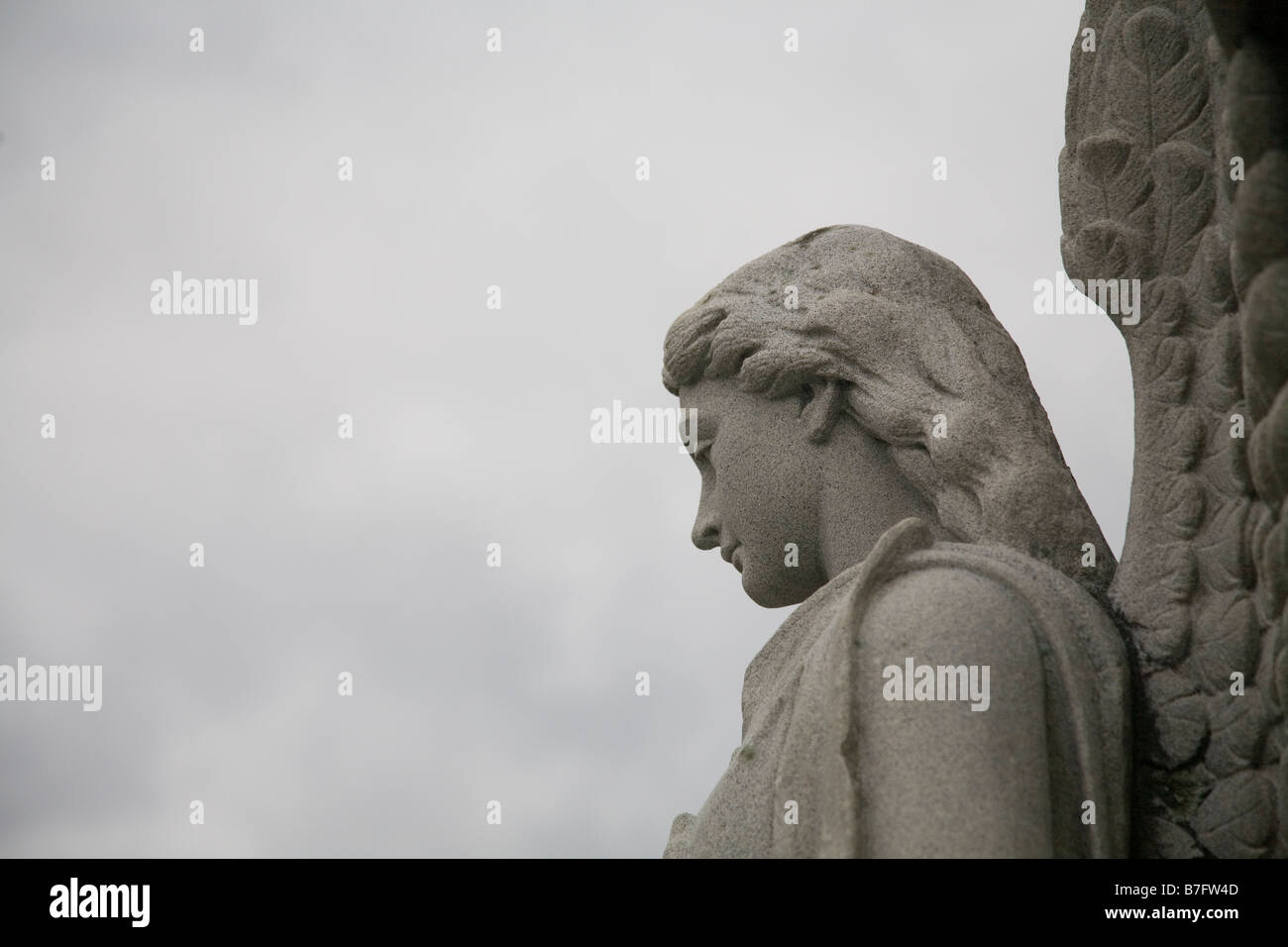 Grey angel statue hi-res stock photography and images - Alamy