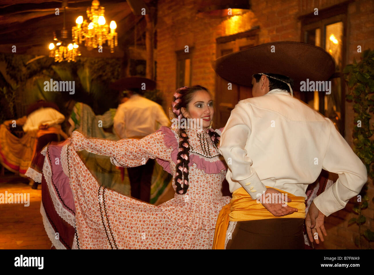 Mexican dress dancing hi-res stock photography and images - Alamy