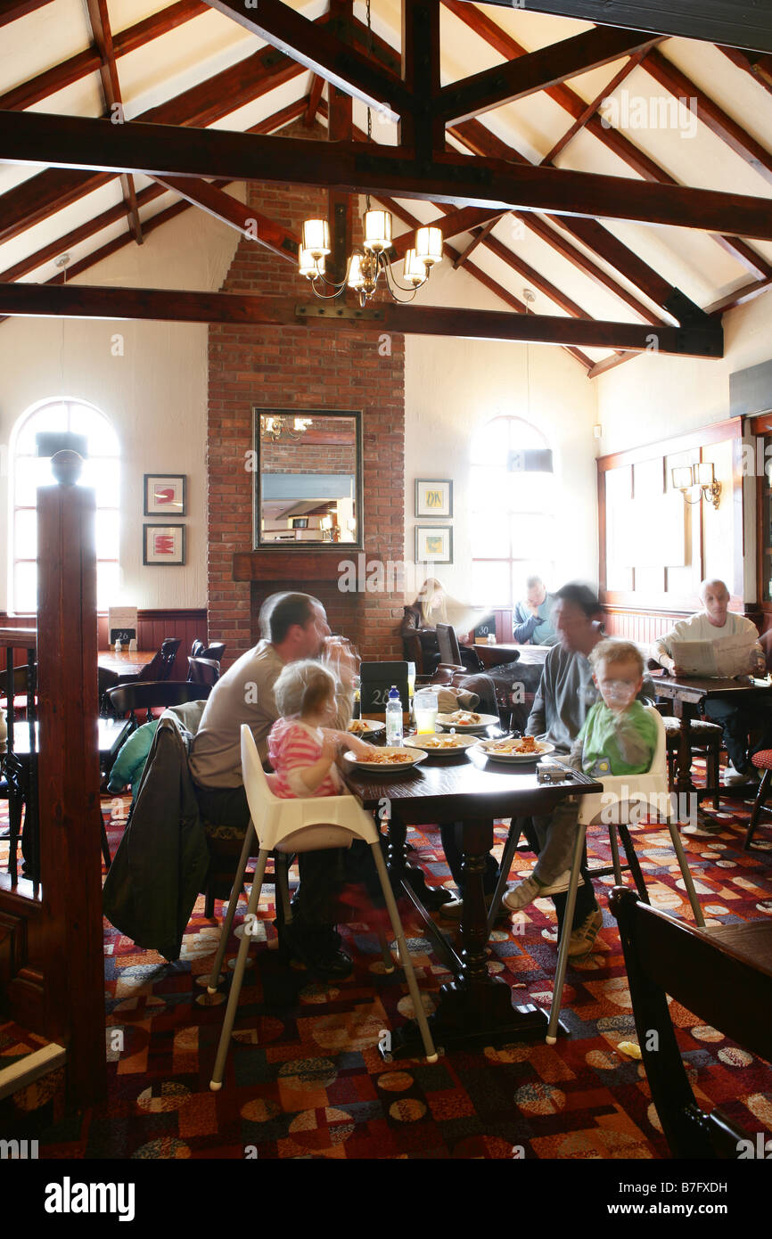 Pub lunch family hi-res stock photography and images - Alamy