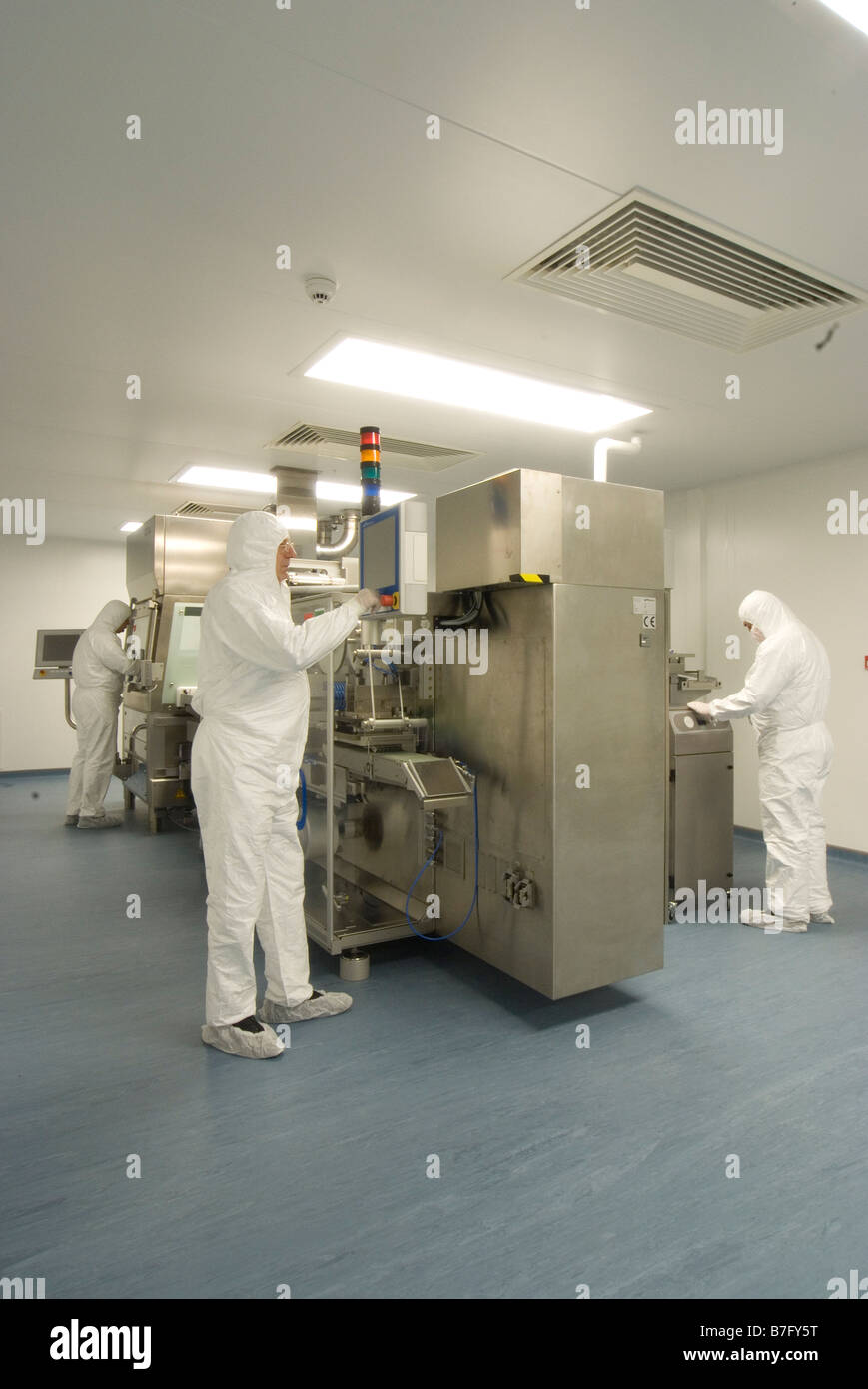 Laboratory workers hi-res stock photography and images - Alamy