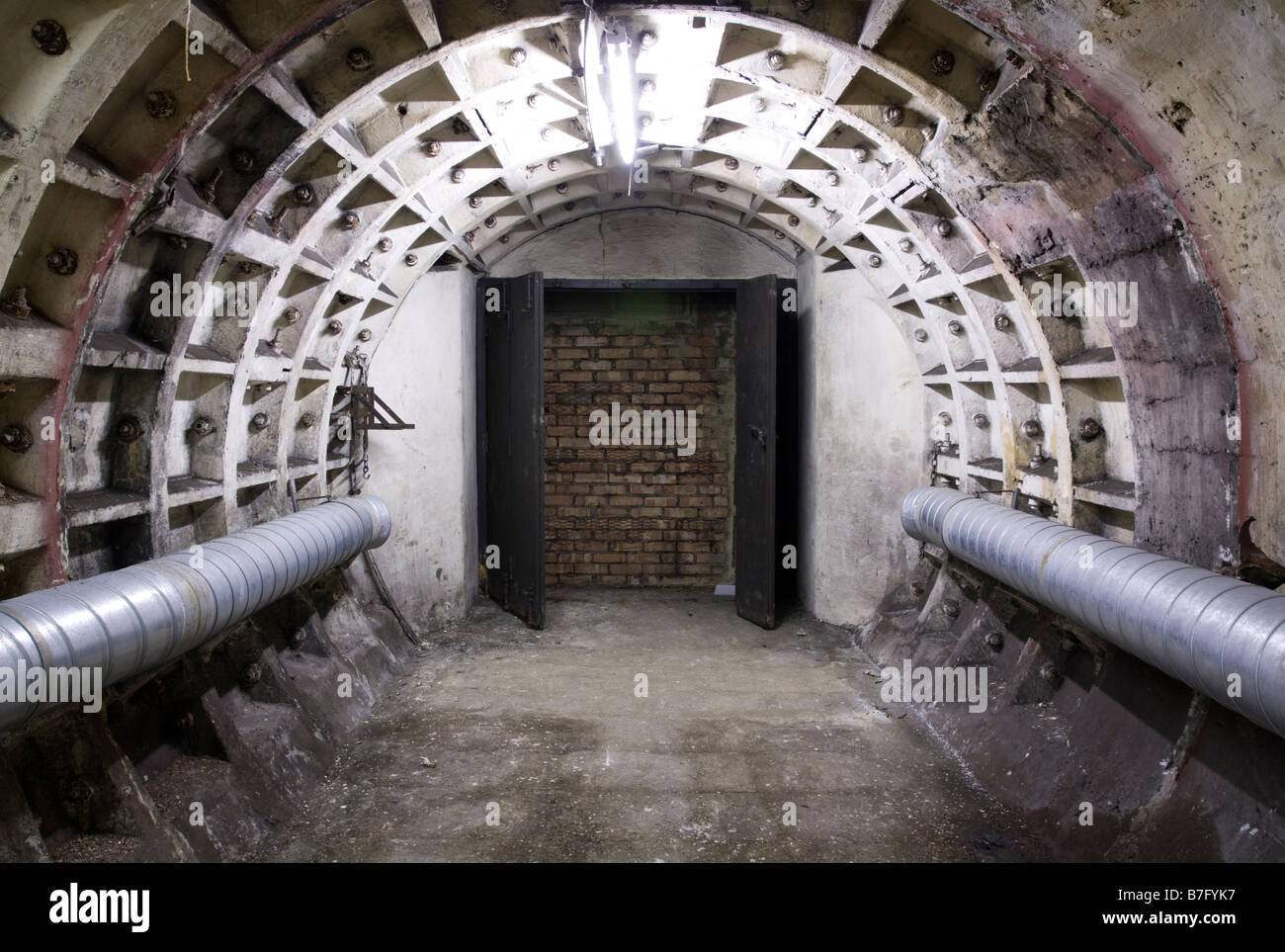 London underground station shelter ww2 hi-res stock photography and ...