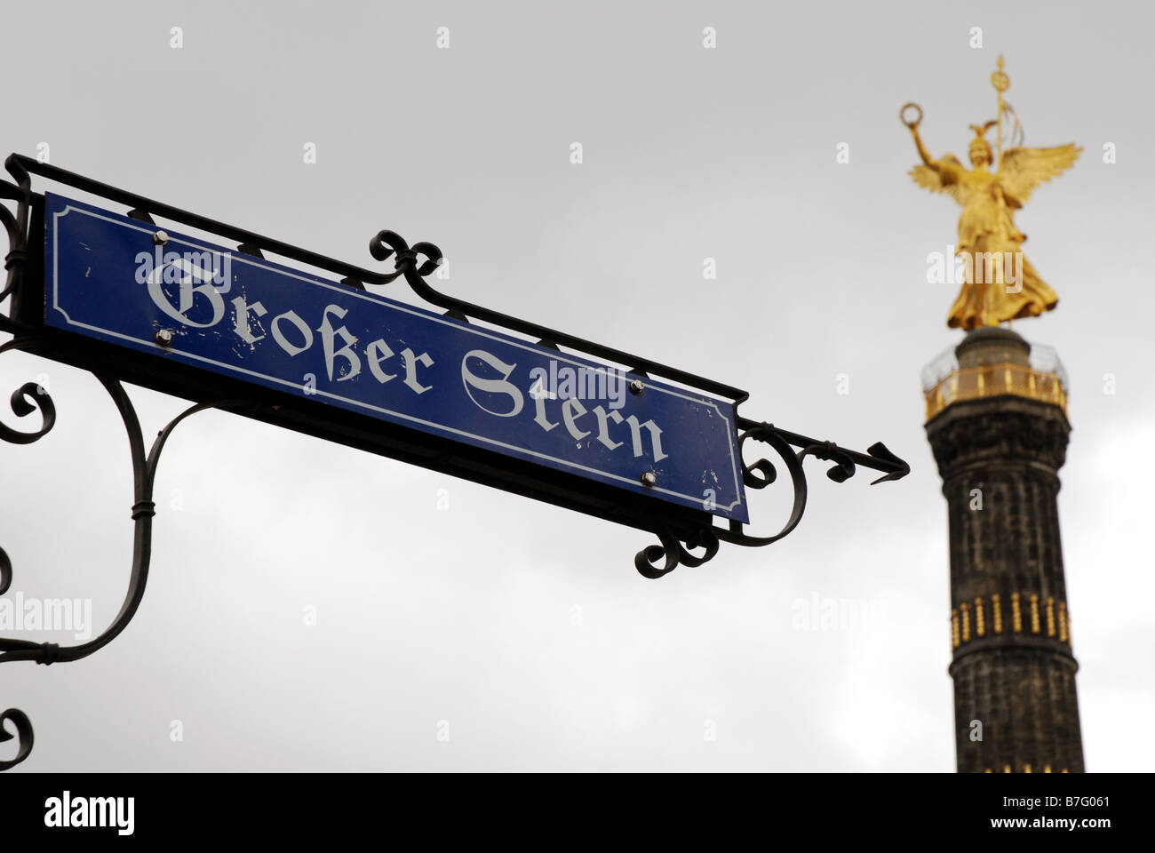 Old fashioned signpost hi-res stock photography and images - Alamy
