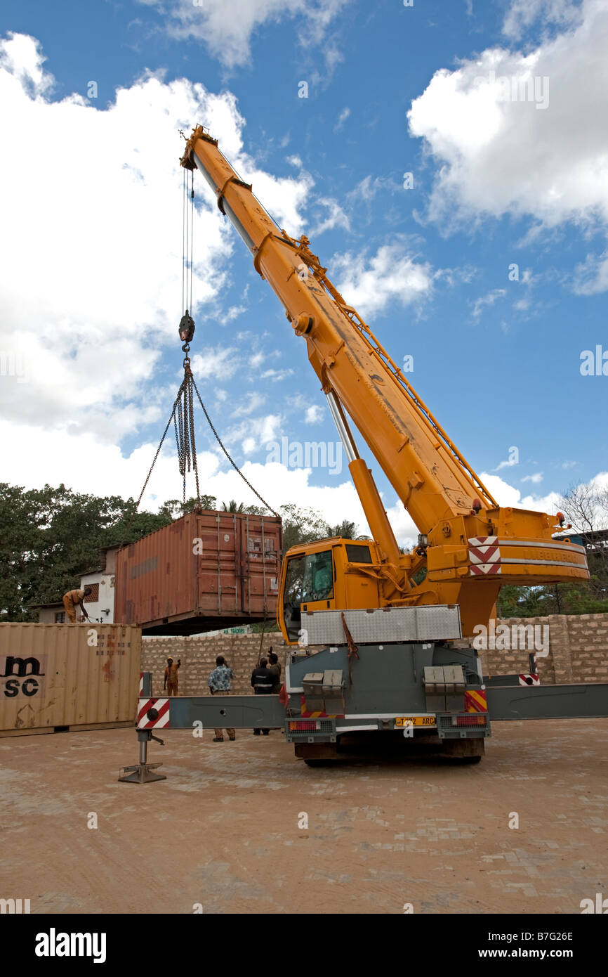 Crane lifting shipping container hi-res stock photography and images ...