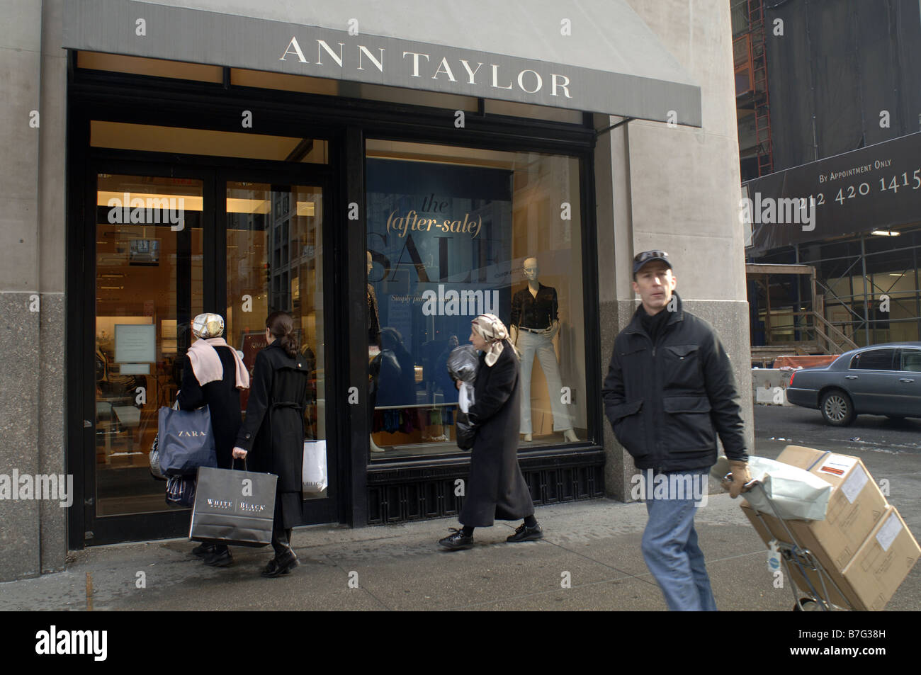 Shoppers pass hi-res stock photography and images - Alamy