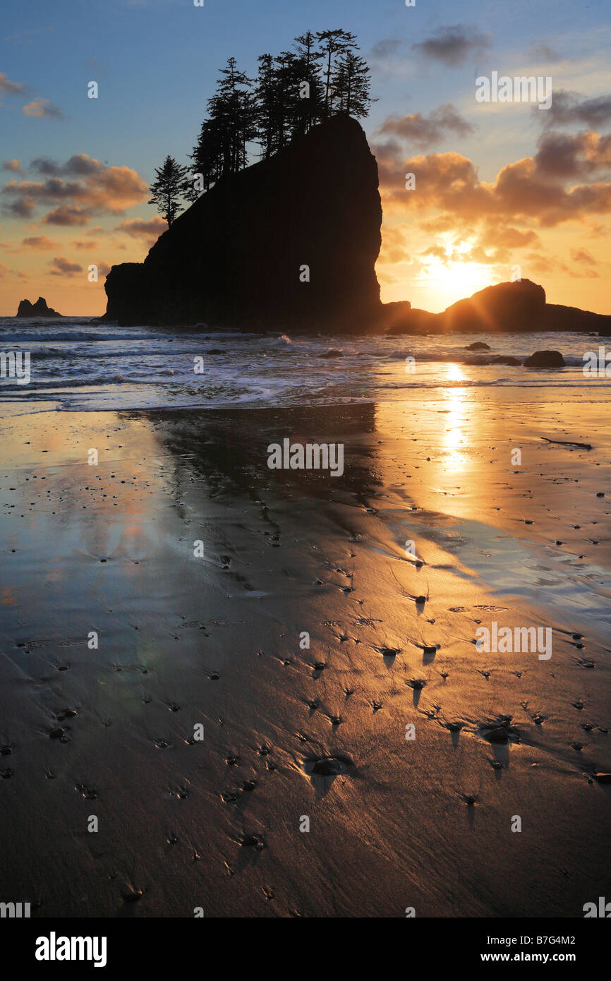 Sunset at Second Beach in Washington state's Olympic National Park ...