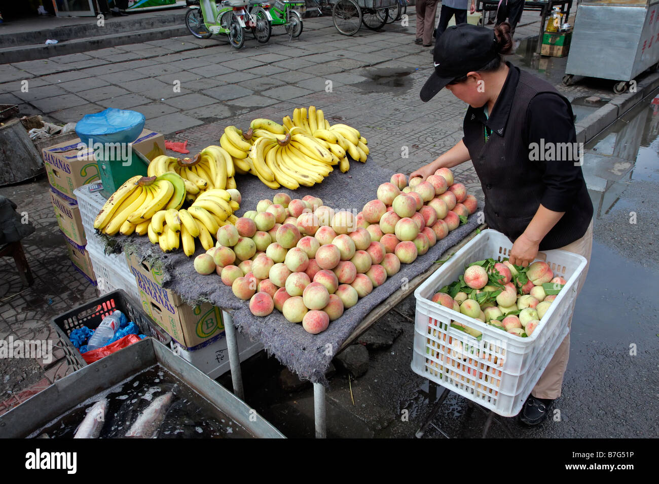 A Chinese woman selling her fresh produce on a street market, HoHot ...