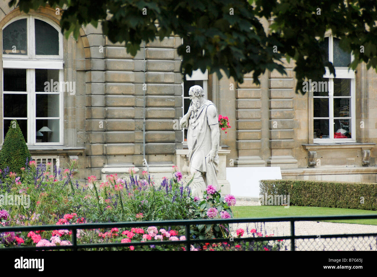 Thinking stone statue hi-res stock photography and images - Alamy