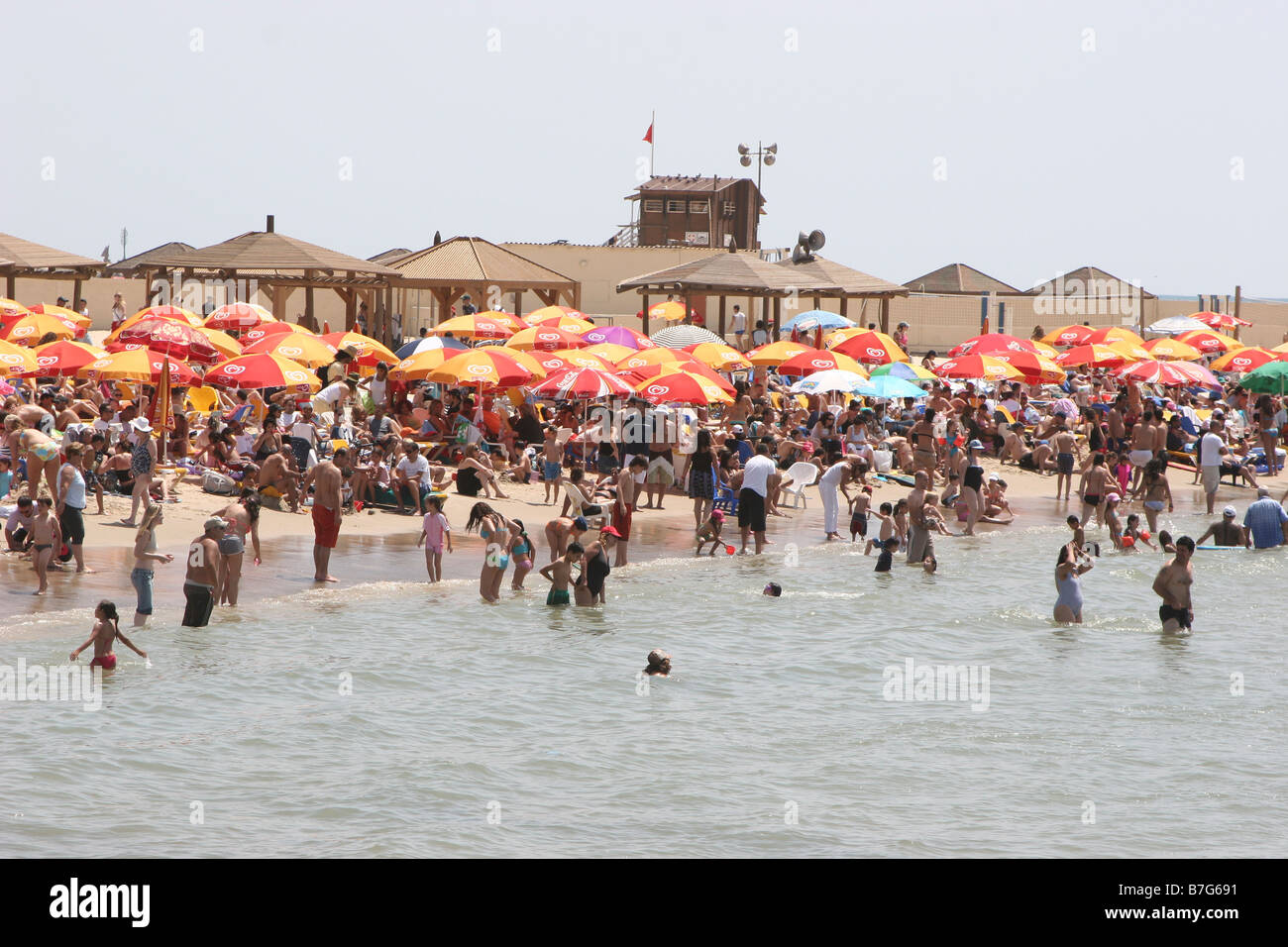 Israel Tel Aviv the crowds on the beach Stock Photo - Alamy