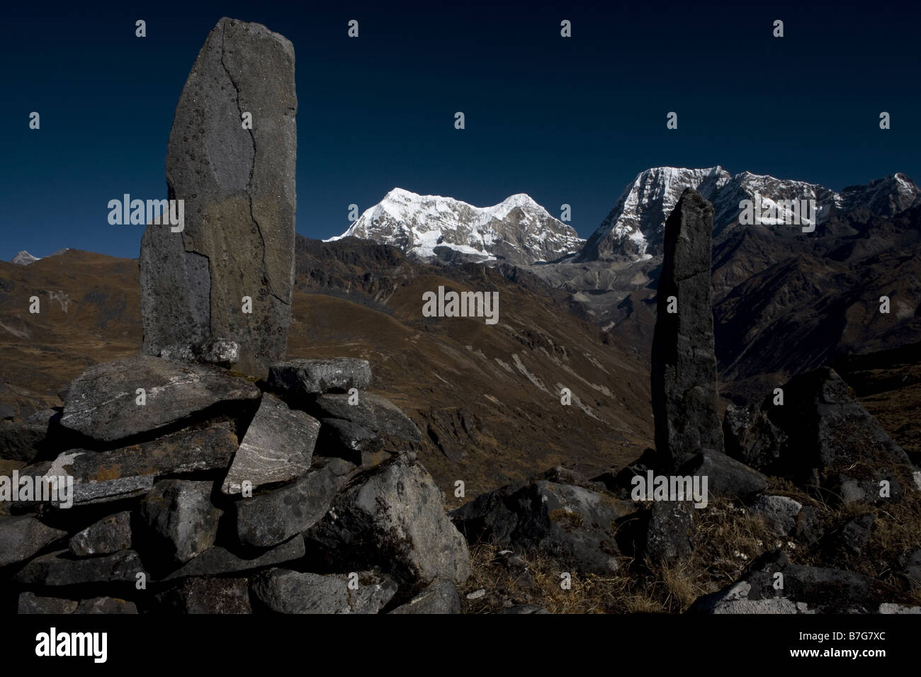 Mount everest through the snow hi-res stock photography and images - Alamy