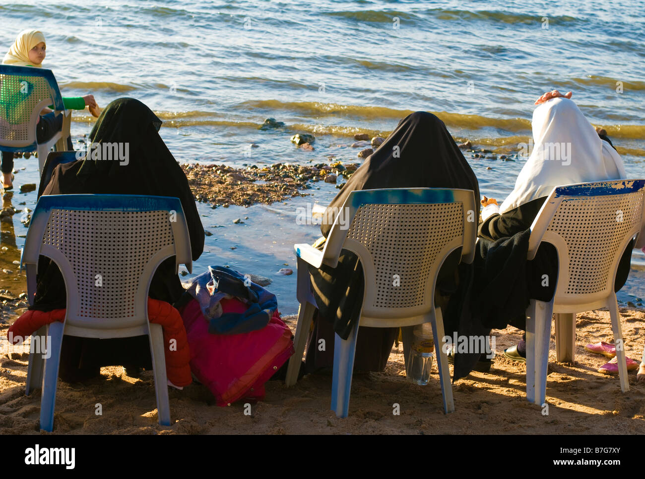 Muslim women at the beach Stock Photo - Alamy