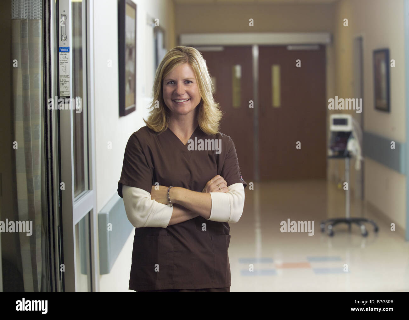 Nurse uniform hallway hi-res stock photography and images - Alamy