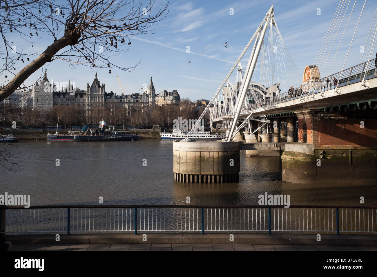 The hungerford pedestrian bridge hi-res stock photography and images ...