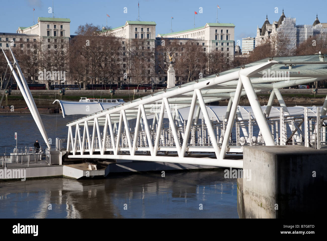 Waterloo Millennium Pier in front of the London Eye during winter Stock ...
