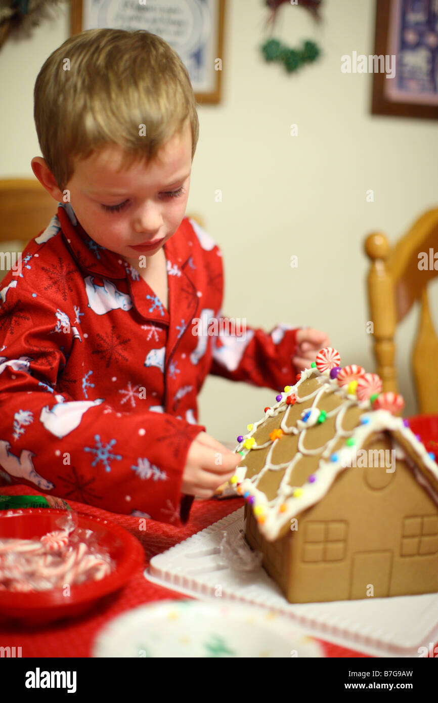 Children making gingerbread house hi-res stock photography and images ...