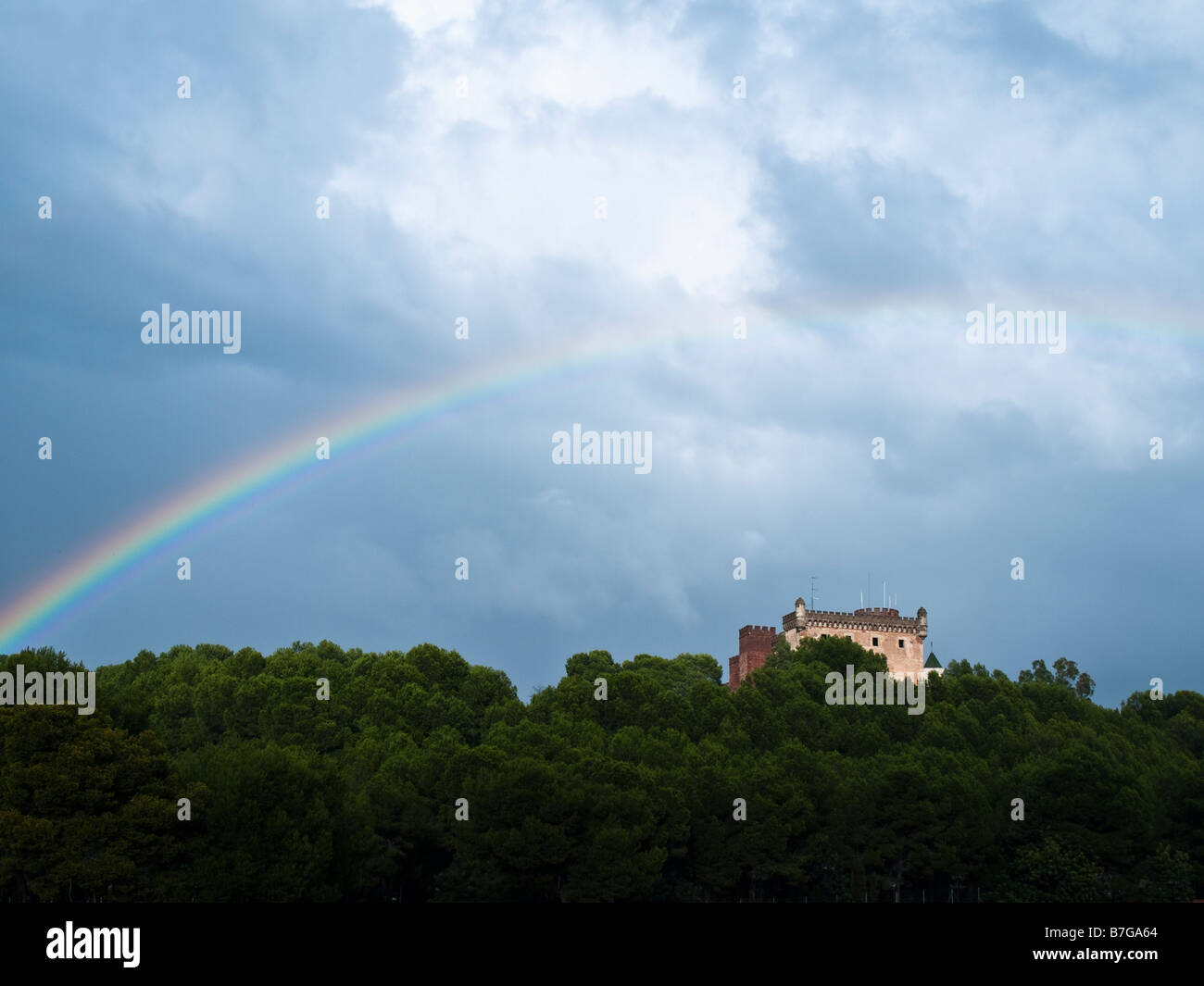 Rainbow over castle hi-res stock photography and images - Alamy