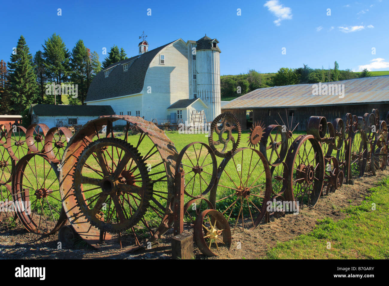 Fence made from wagon wheels in Uniontown, Washington Stock Photo - Alamy