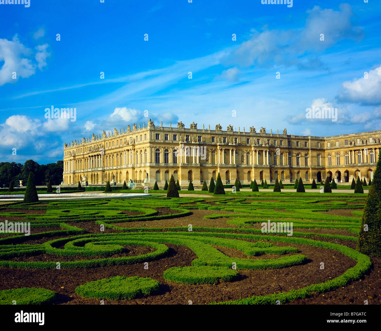 Palace of versailles exteriors hi-res stock photography and images - Alamy