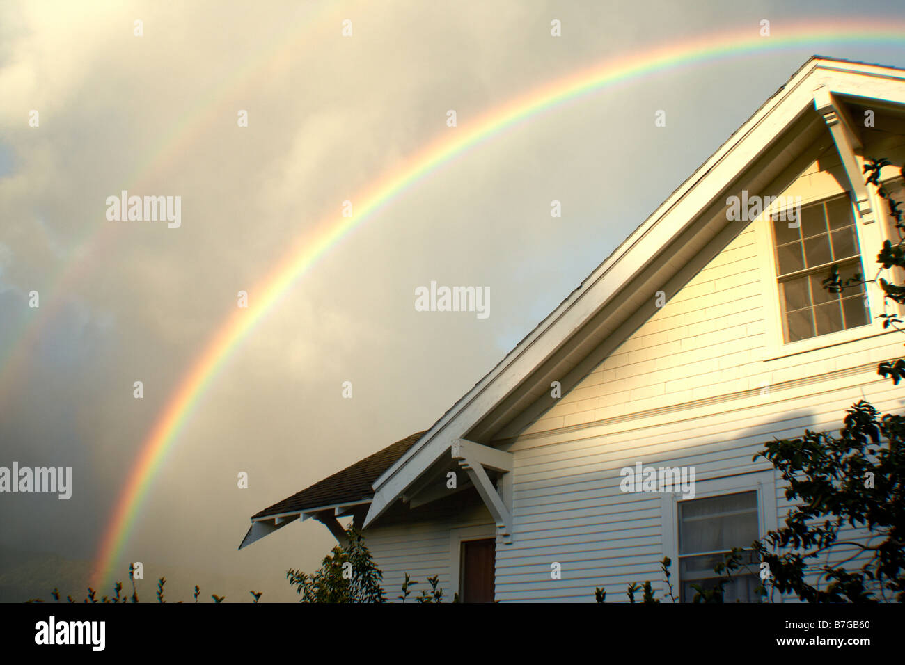 Rainbow over honolulu hi-res stock photography and images - Alamy