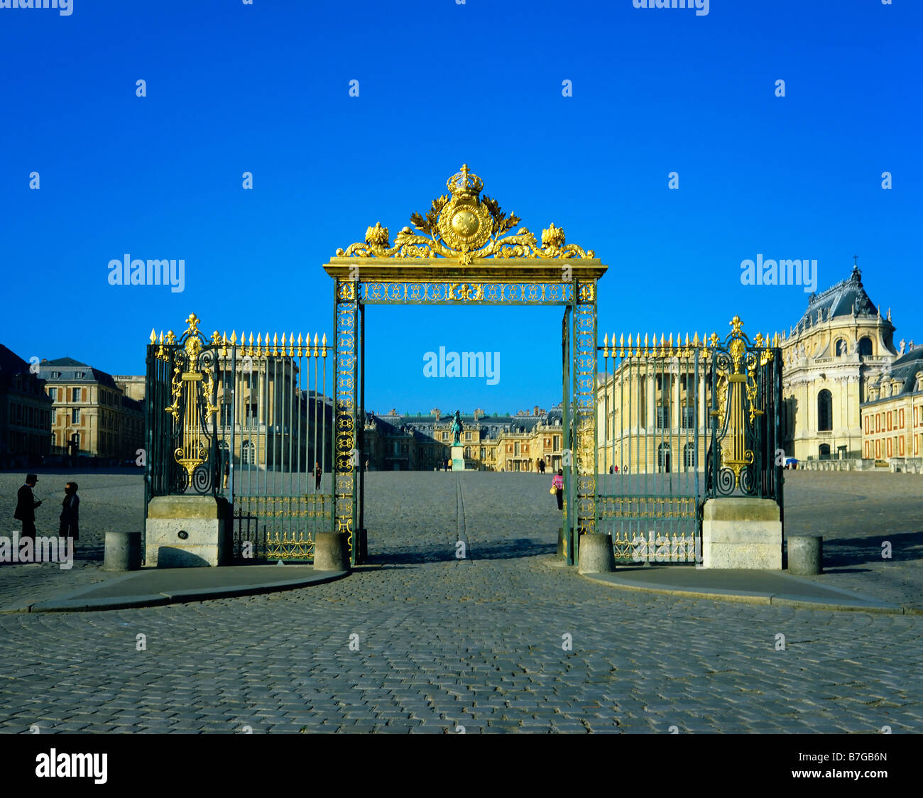 Golden gates of versailles palace hi-res stock photography and images ...