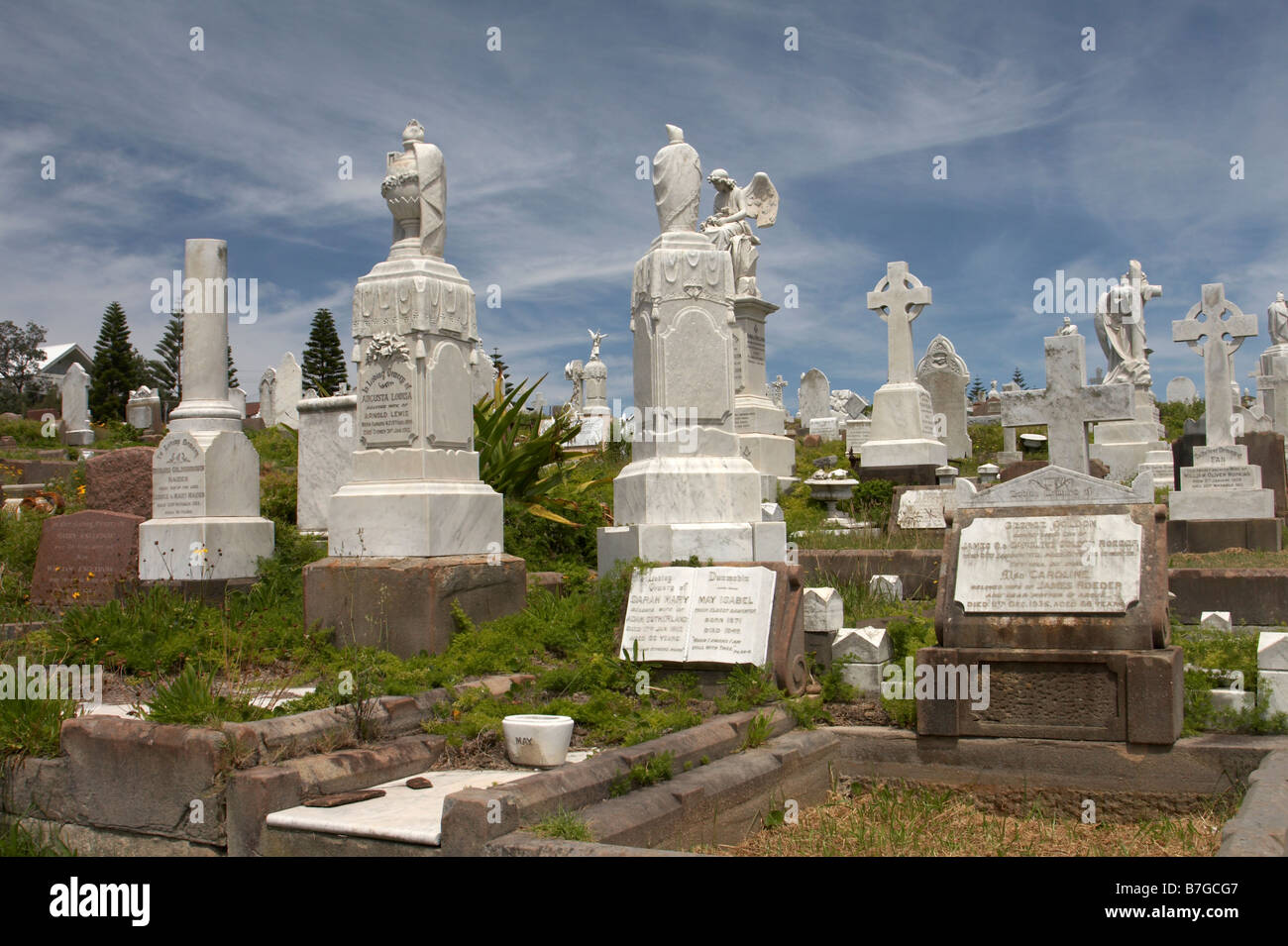 Monuments in victorian cemetery hi-res stock photography and images - Alamy