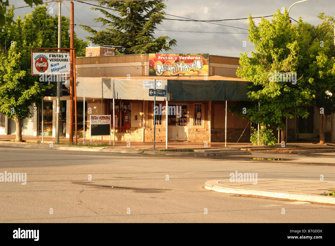 Corner shop store hi-res stock photography and images - Alamy