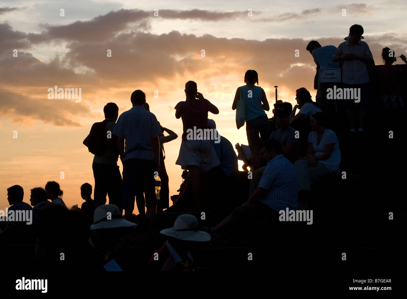 Angkor wat sunset crowd hi-res stock photography and images - Alamy