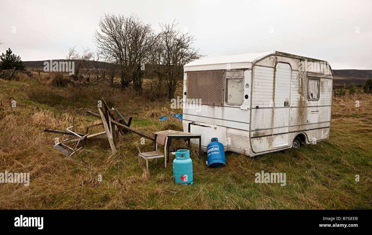 Abandoned caravan old hi-res stock photography and images - Alamy