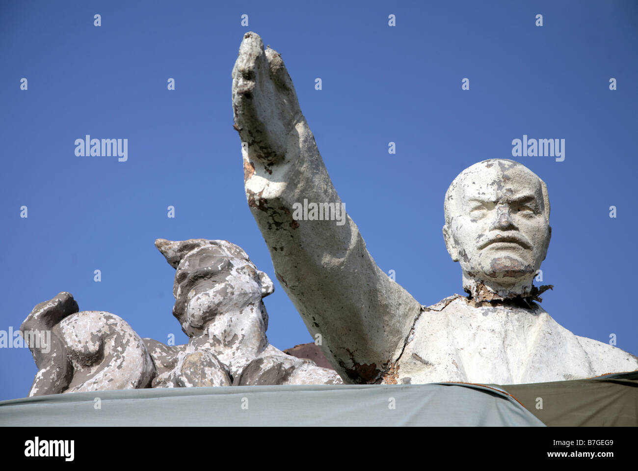 Old lenin statue hi-res stock photography and images - Alamy