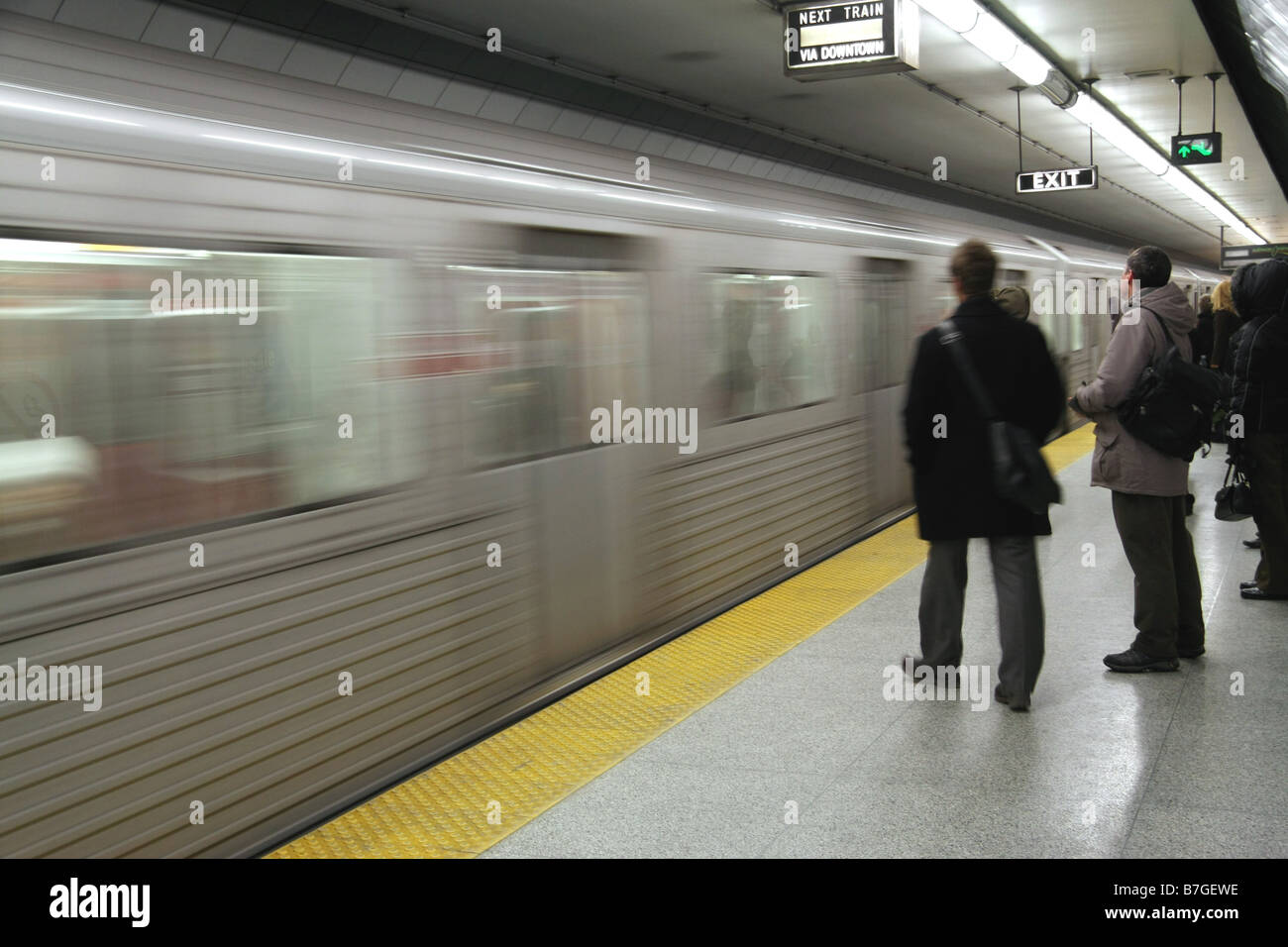 Subway train at platform toronto hi-res stock photography and images ...