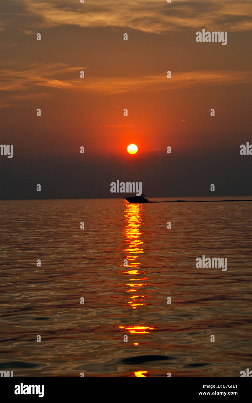 Sunset boat on lake hi-res stock photography and images - Alamy